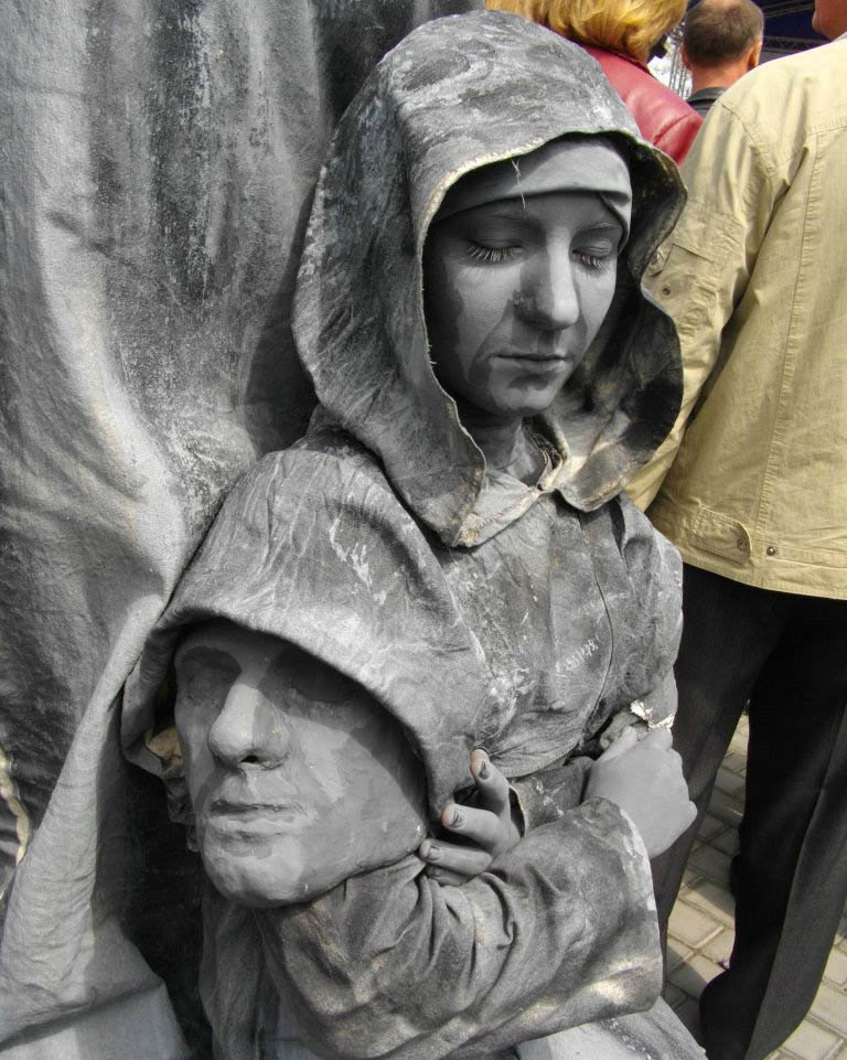 Famous Sad Love Quotes: 47 Russian Living Statues Collection