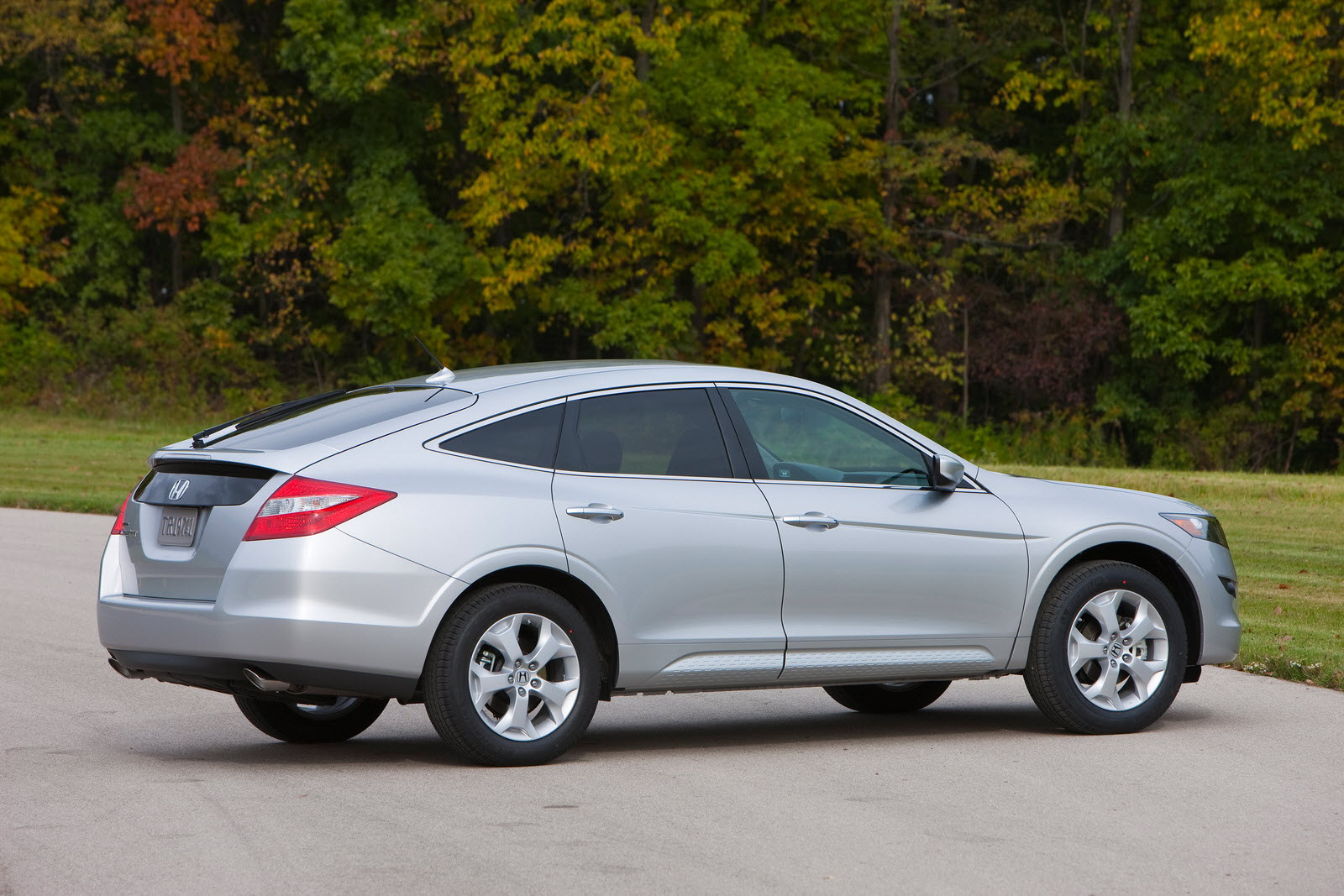 2012 Honda Crosstour : Brings sleek design to functional crossover vehicle