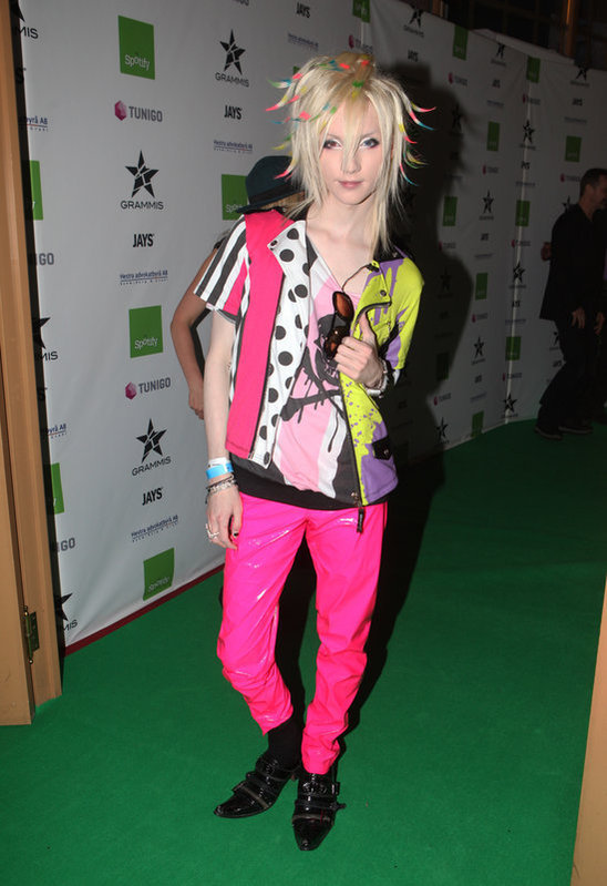 Styles Oscar: Grammy Gala red carpet .... A la .. Yohio