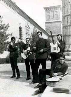 UN PORRÓN DE MÚSICA: LA HISTORIA DE... LOS BLUE STAR