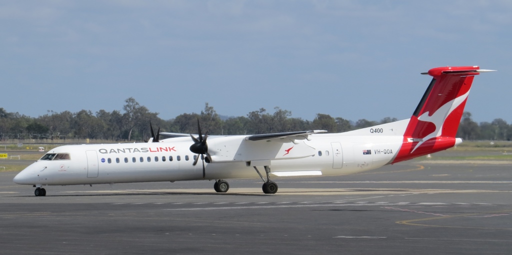 Central Queensland Plane Spotting: QantasLink Dash-8-Q400 VH-QOA First ...