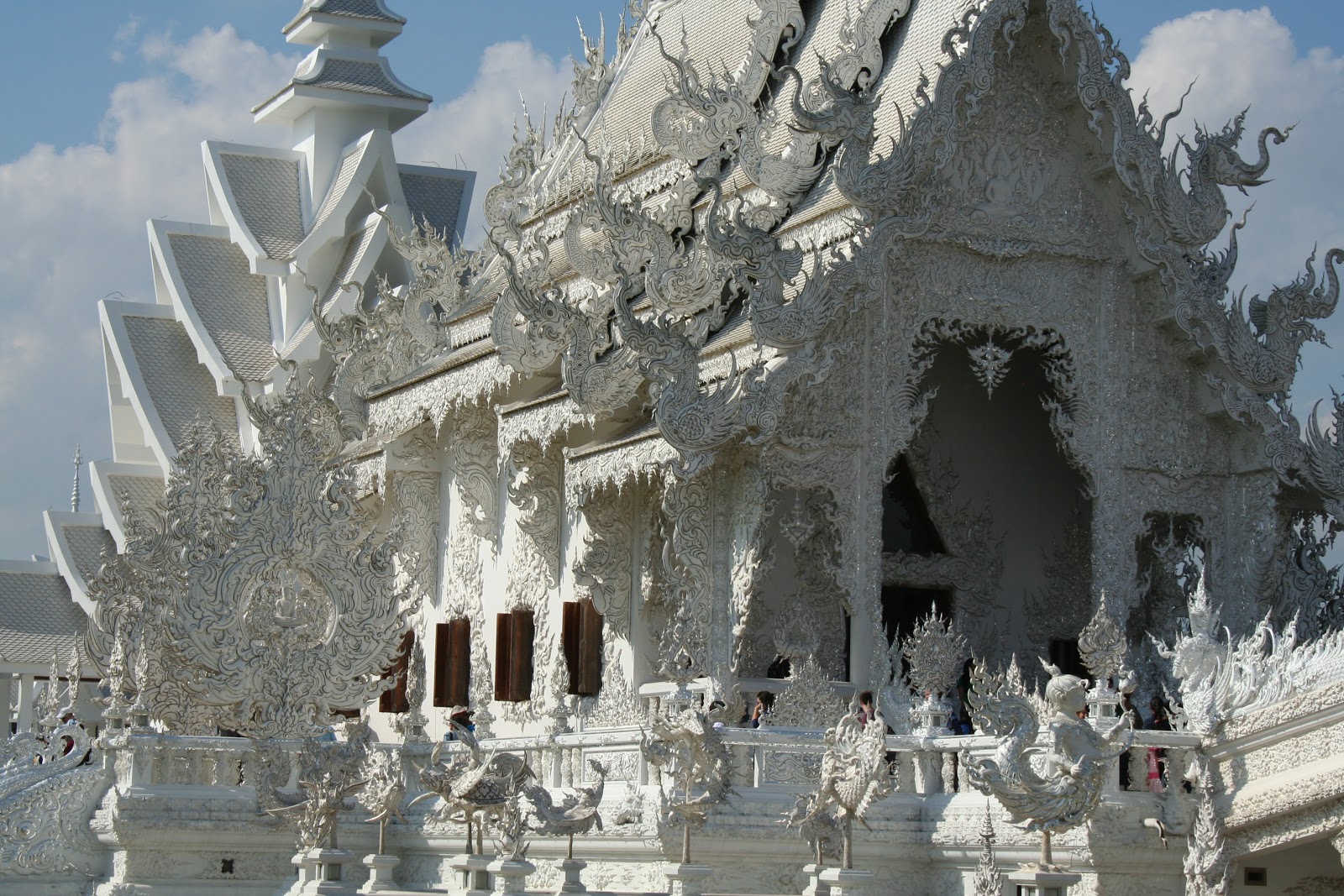 hereness+thereness: Wat Rong Khun