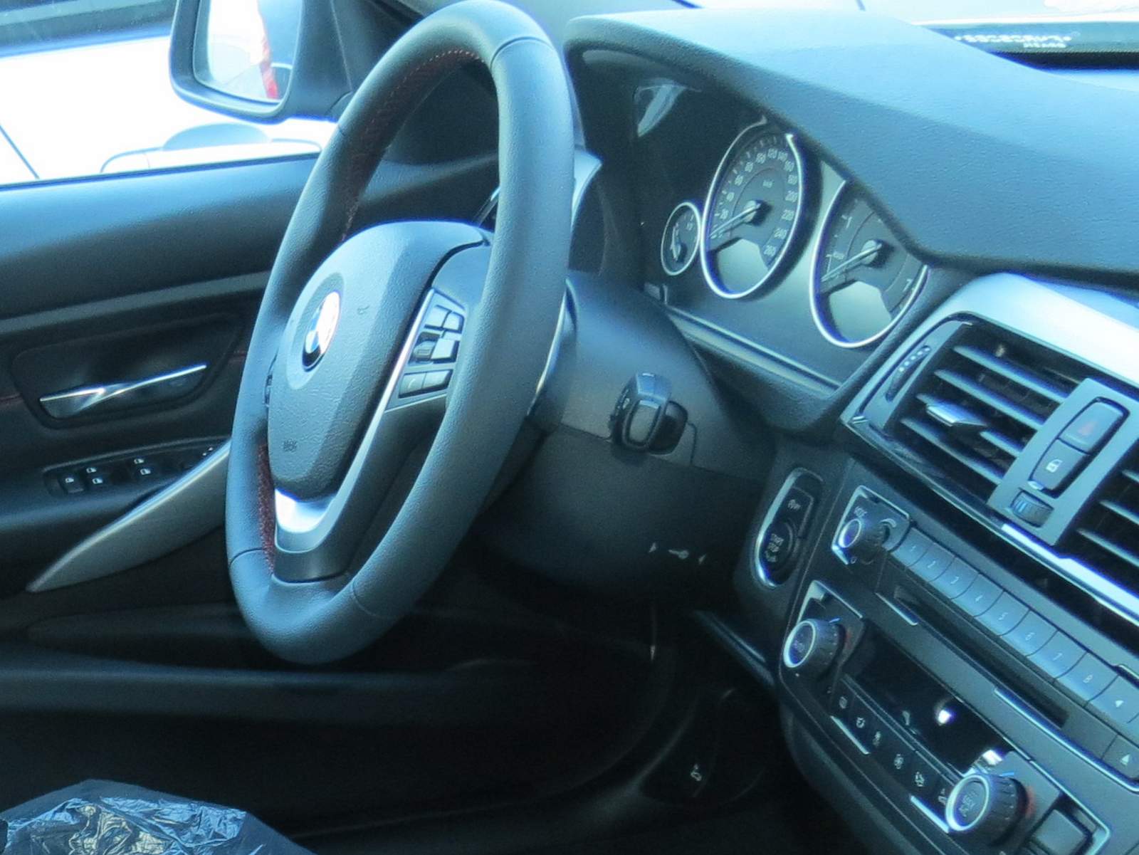 BMW 320i 2015: vídeo, preço, consumo e itens das versões