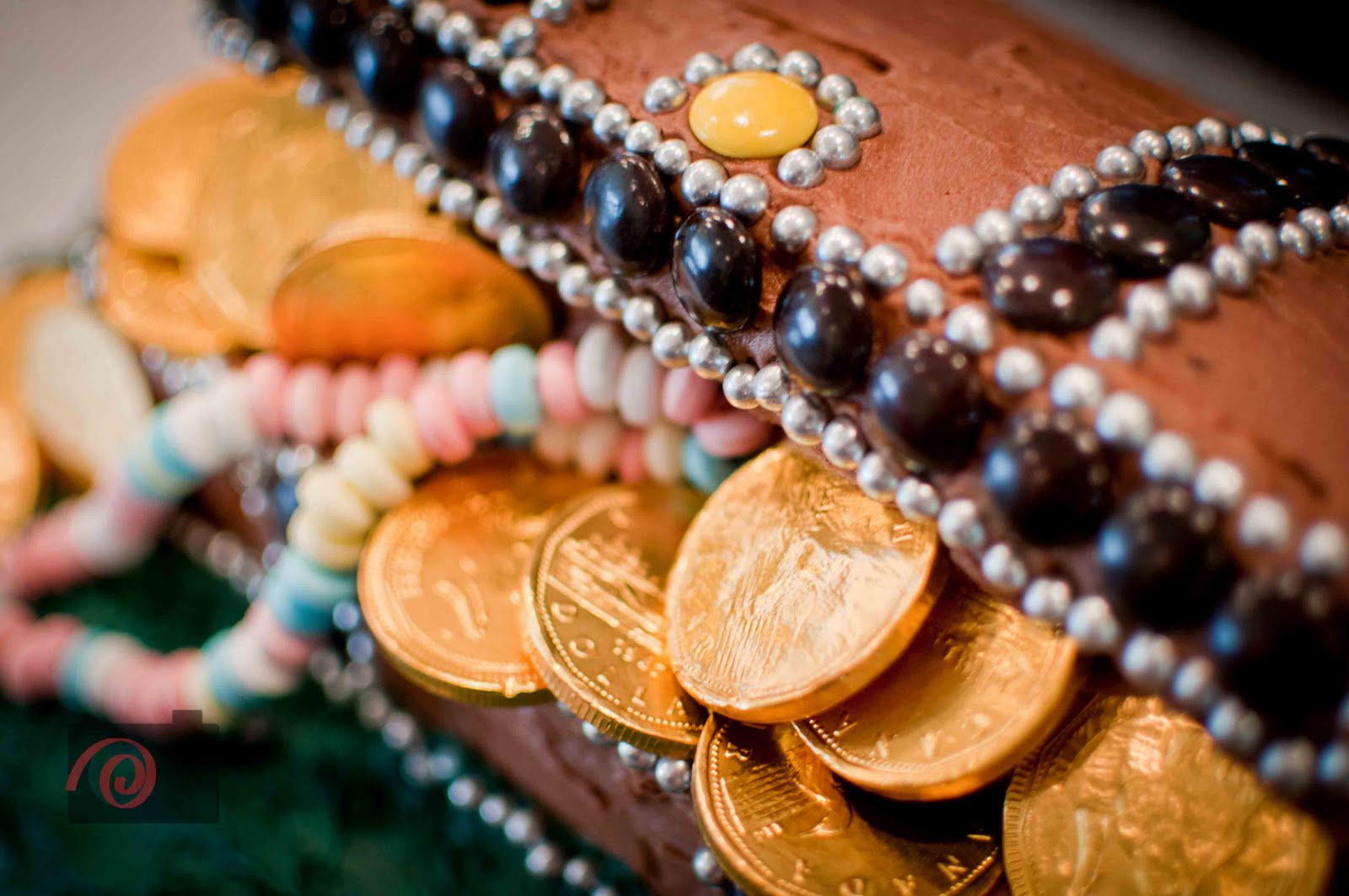 Homemakin' Girl: [cakes: Treasure Chest Birthday Cake.]