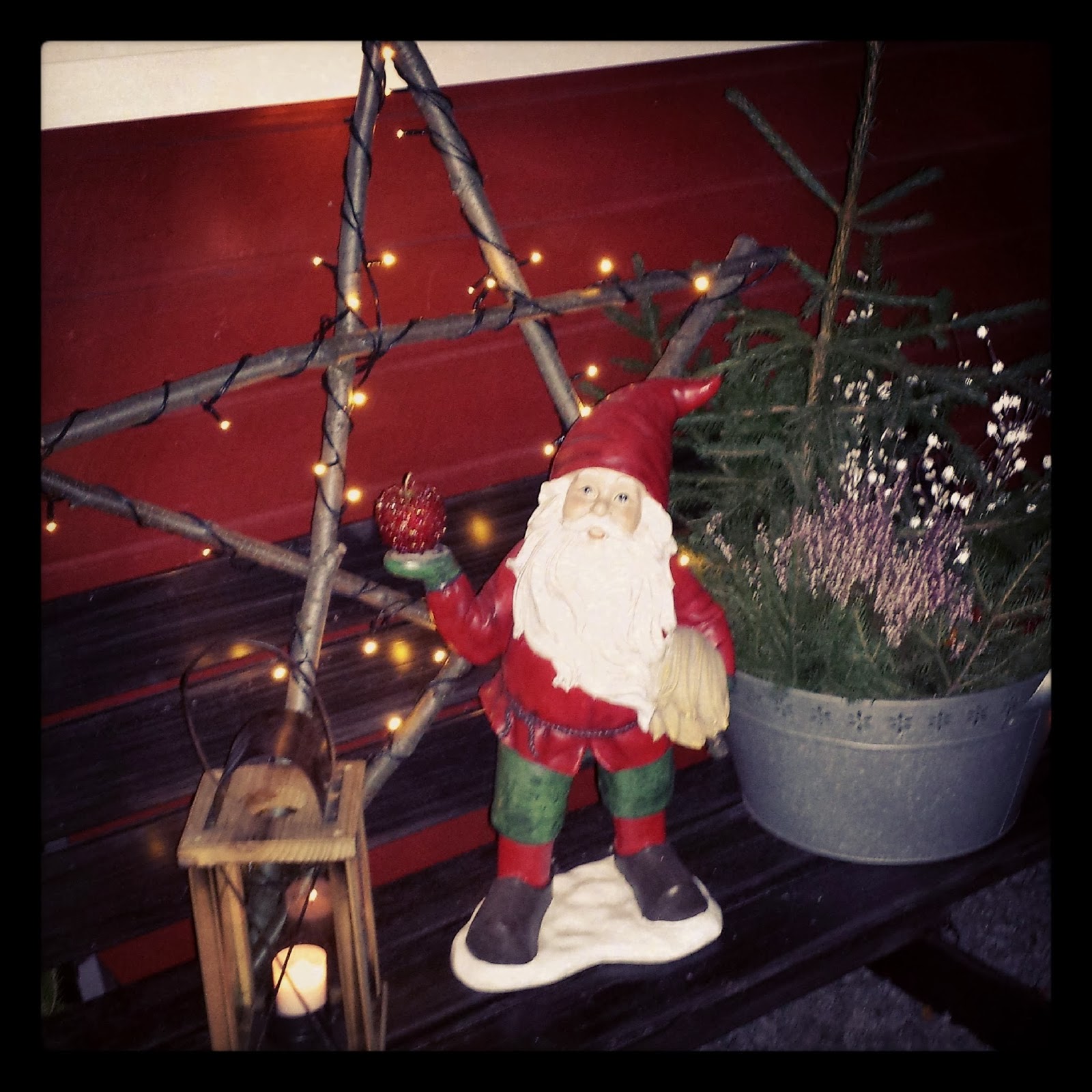 JUL I NORR: Julpyntat ute