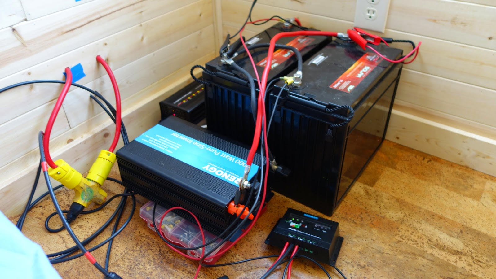 Fy Nyth...: Parts of the power system - Solar panels and batteries