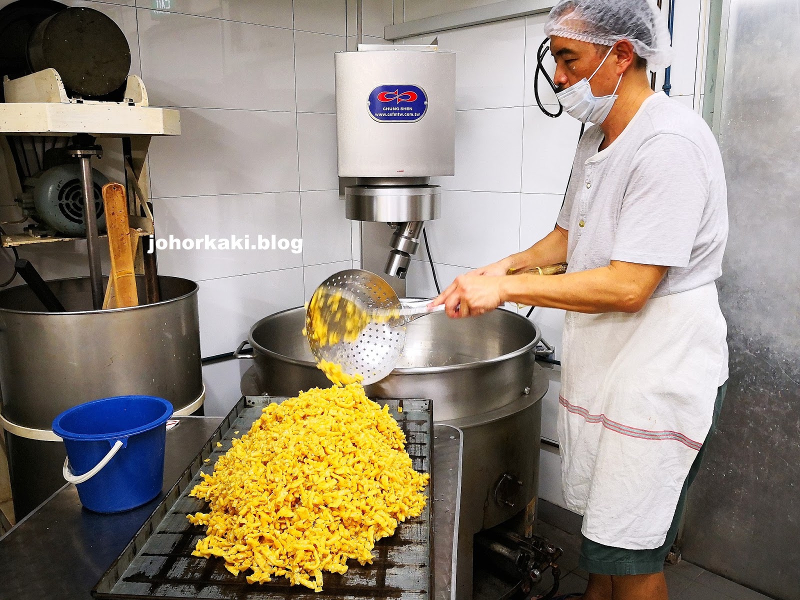 Making Sak Kei Ma at Chinatown Tai Chong Kok Hue Kee 牛車水大中國餅家餘記 |Tony ...