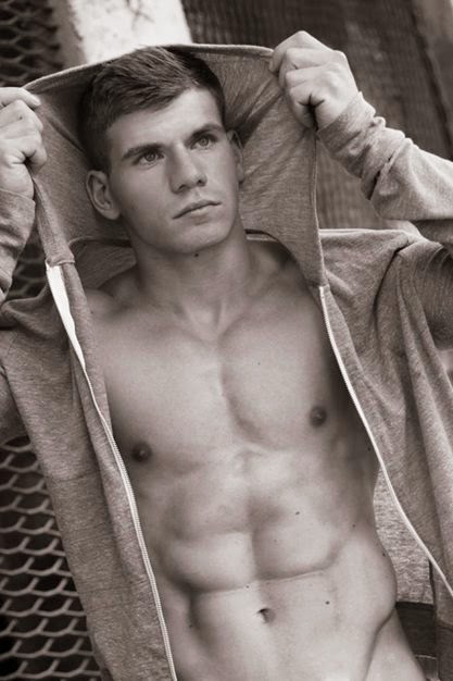 Daily Bodybuilding Motivation: Hot Abs Model Derek Kenneth