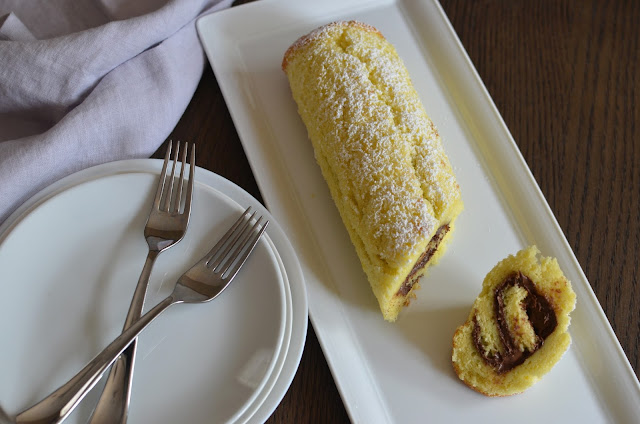 Playing with Flour: Mini roll cake with Nutella filling