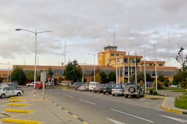 ΕΨΑΧΝΕ ΝΑ ΒΡΕΙ ΕΙΣΙΤΗΡΙΑ ΓΙΑ ΤΟΝ ΠΛΑΝΗΤΗ ΔΙΑ (!!!) ΣΕ ΑΕΡΟΔΡΟΜΙΟ ΤΗΣ ...