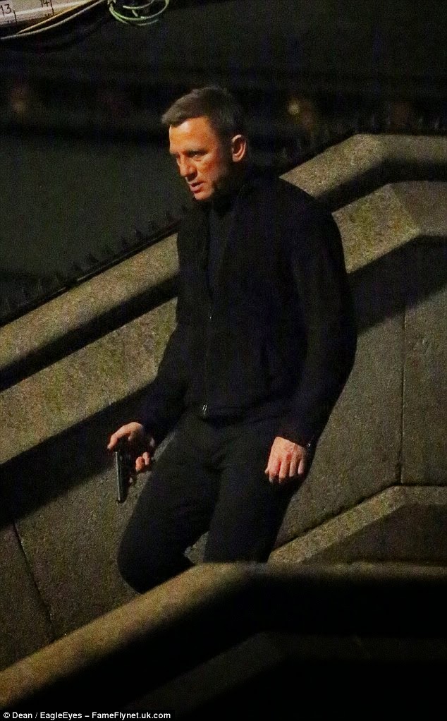 007 TRAVELERS: Daniel Craig running stairs of Westminster Bridge while ...