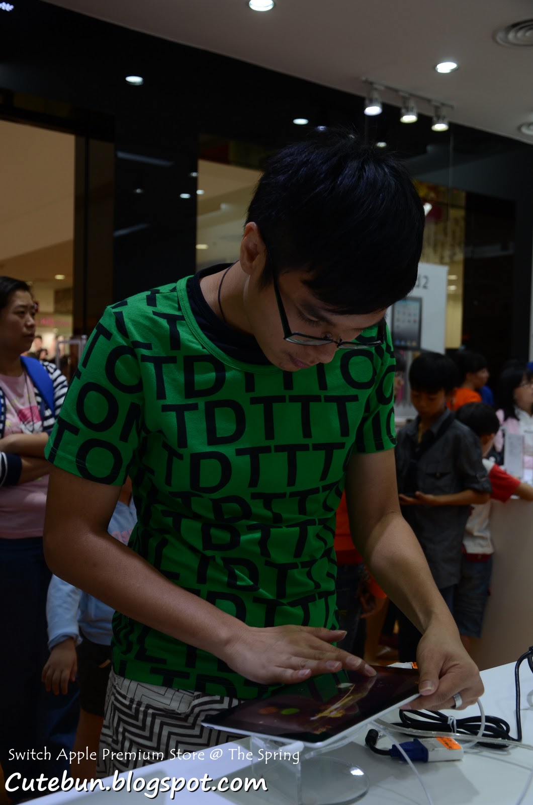 Switch Apple Premium Store now @ The Spring Kuching!