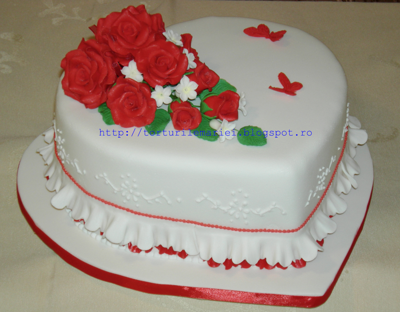 Lovely Creative Cakes : Tort inima cu trandafiri si broderie
