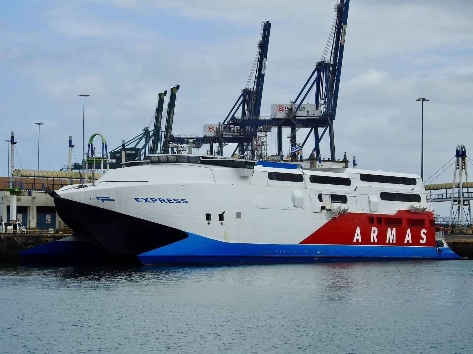 FERRYBALEAR: El HSC "Express" remolcado por el "Atenes" rumbo al Pireo