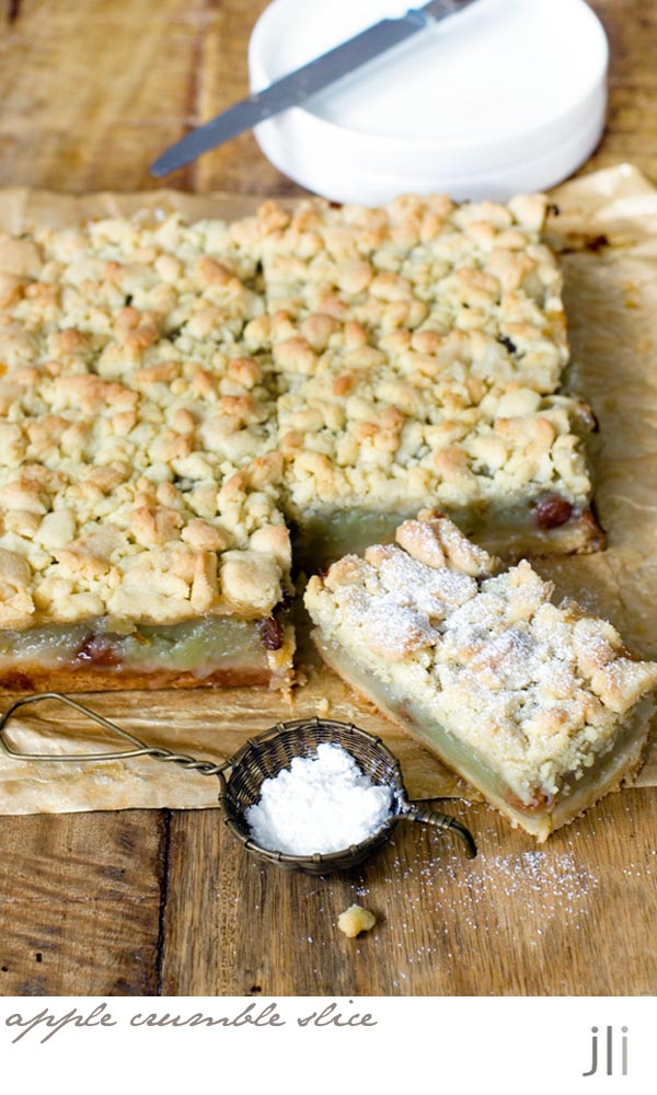 apple crumble slice / DELICIOUS BITES