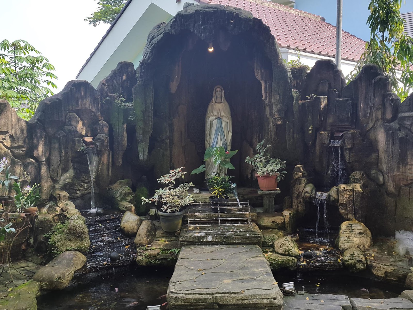 Gua Maria Gereja Katolik St. Odilia, Citra Raya, Tangerang | Per Mariam ...