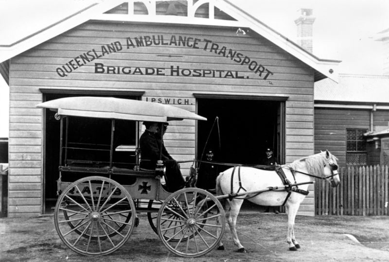 37 Historical Photos That Show Early Ambulances Over 100 Years Ago ...