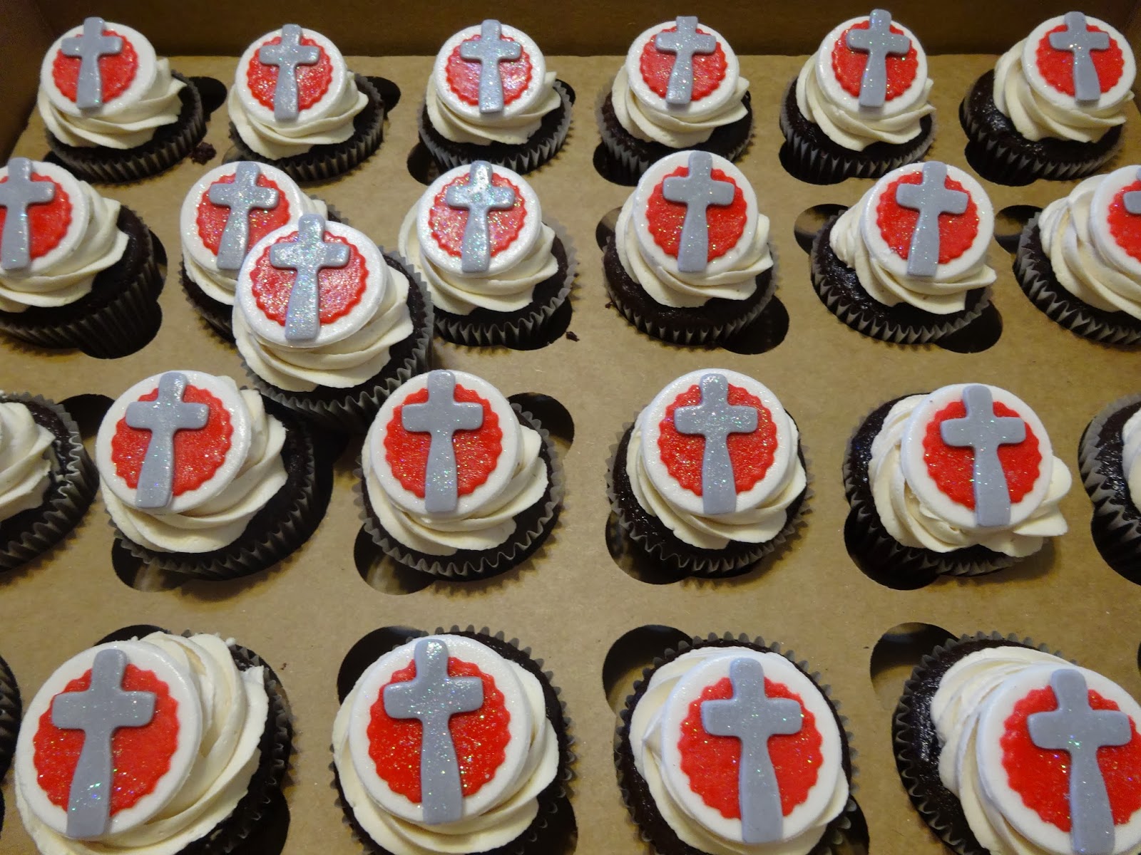 Cakes by Paula: Confirmation Cross made of cupcakes and matching cupcakes