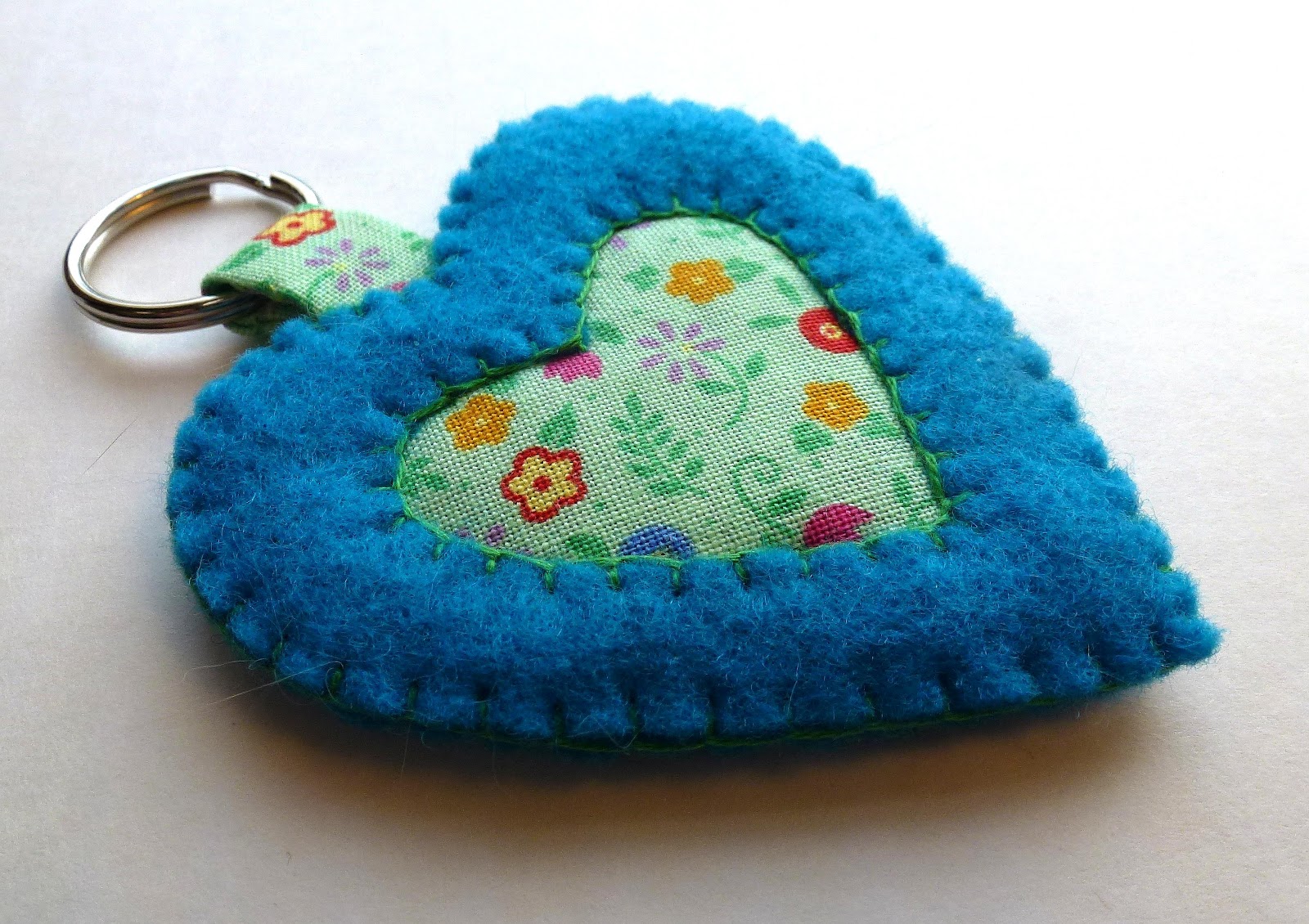 Leslie's Art and Sew: Felt Heart Keychain Tutorial