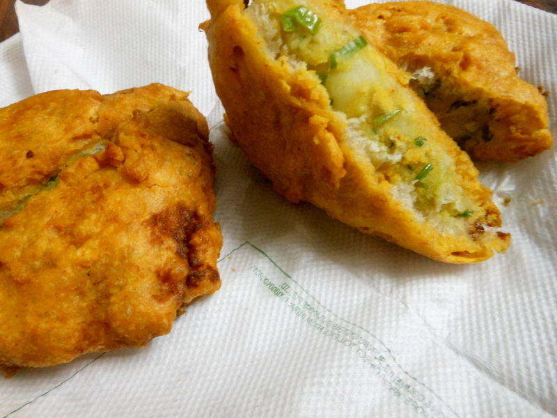 ReViNa's rasoi magic: BREAD BONDA / BREAD PAKODA