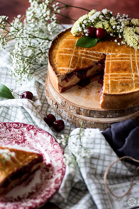 Pastel vasco tradicional, relleno de crema y cerezas - Jaleo en la Cocina