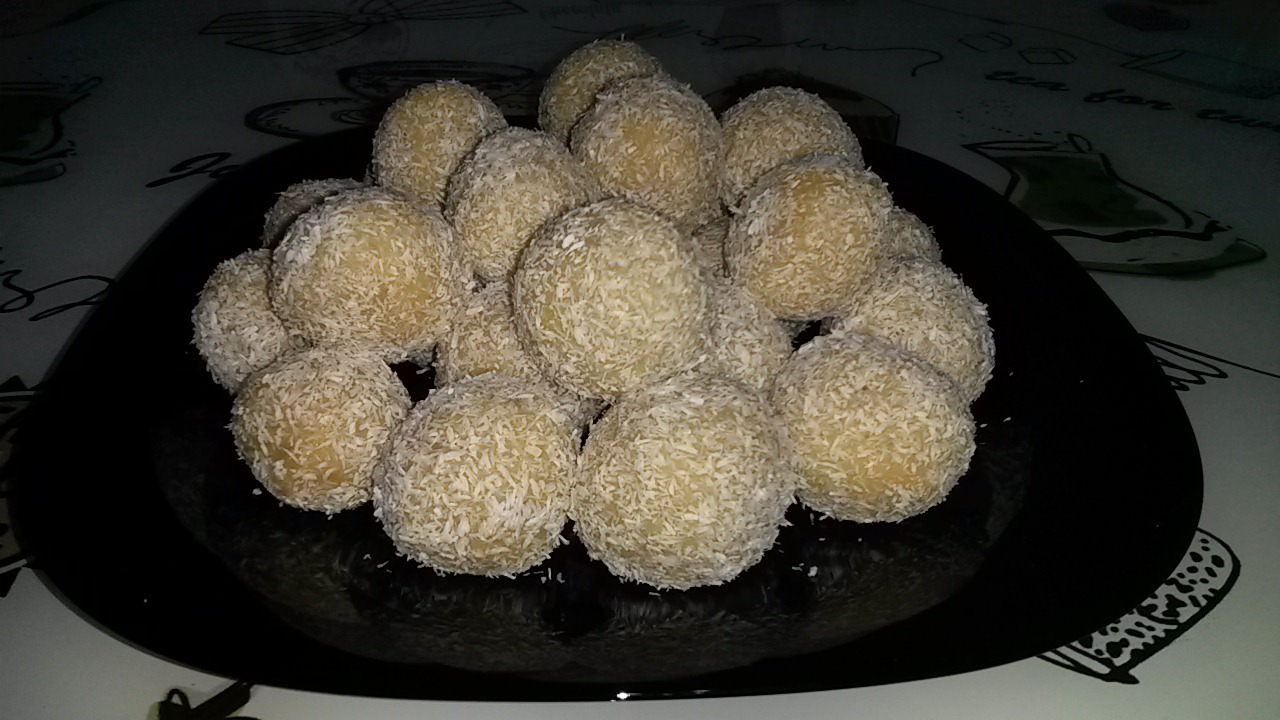 nadia gateste: Bile cu mascarpone si piscoturi