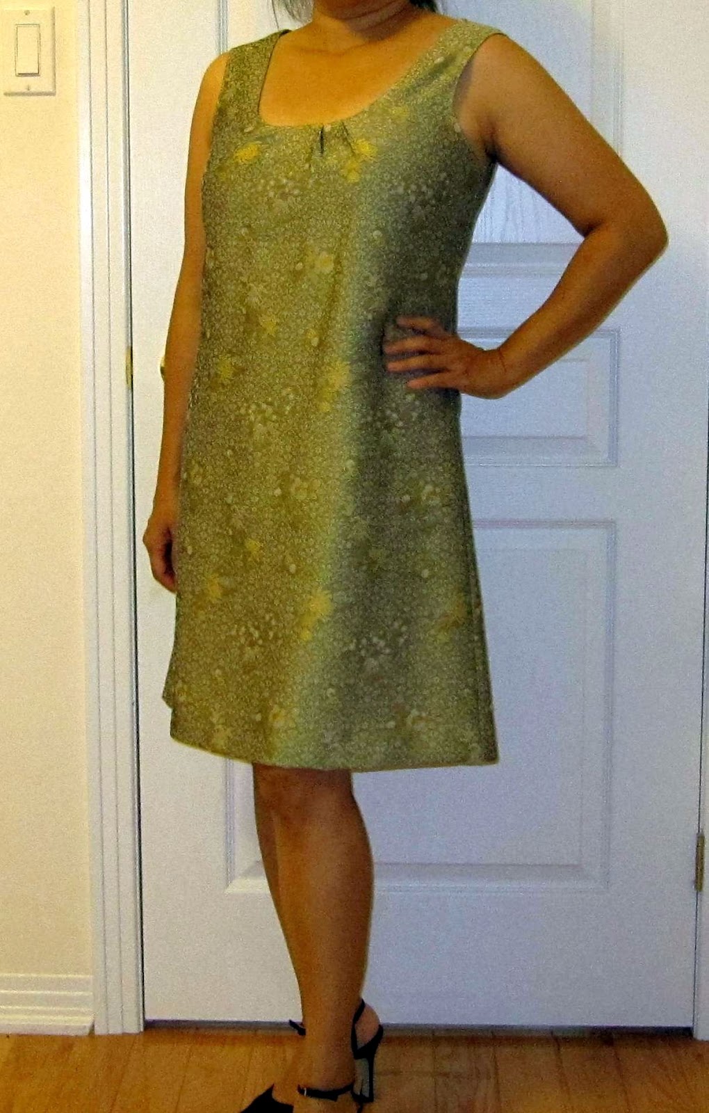 Frou Frou by lovenicky: Gold Brocade dress - New Look 6752