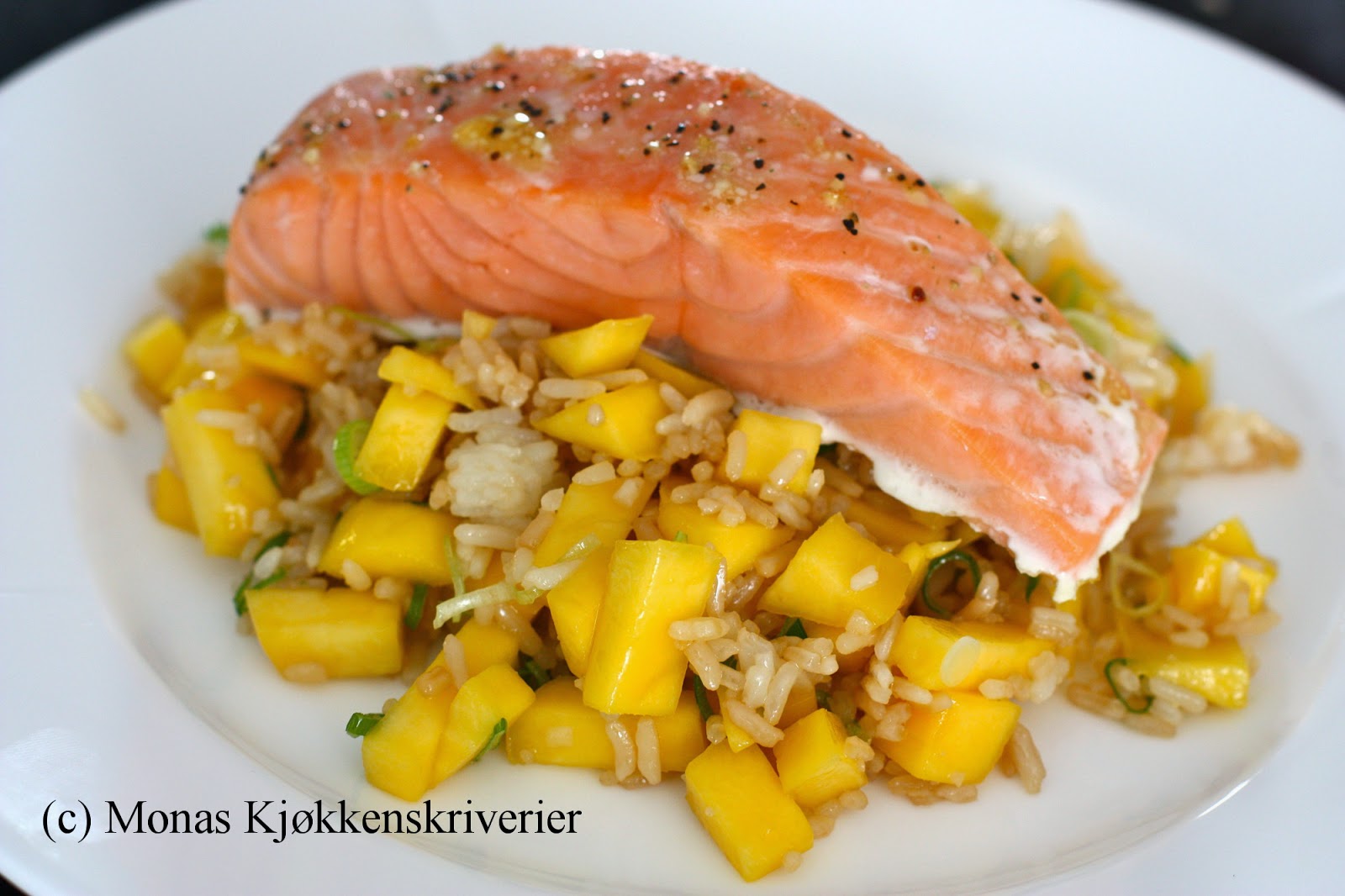 Monas Kjøkkenskriverier: Ovnsbakt laks med stekt ris og mango