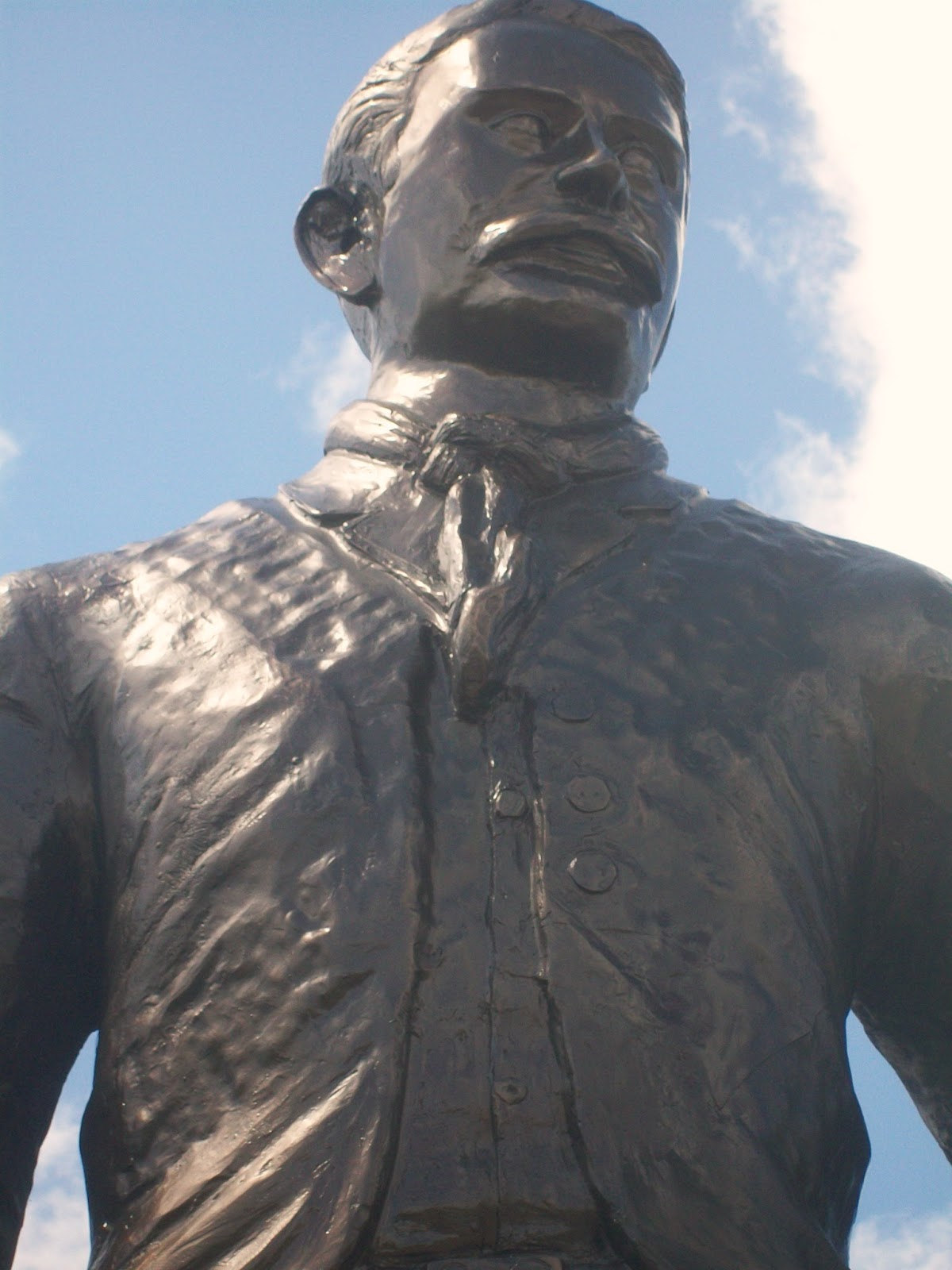 EL RRUN RRUN: RECYCLED ZAPATA STATUE ABOUT PAR FOR BROWNTOWN