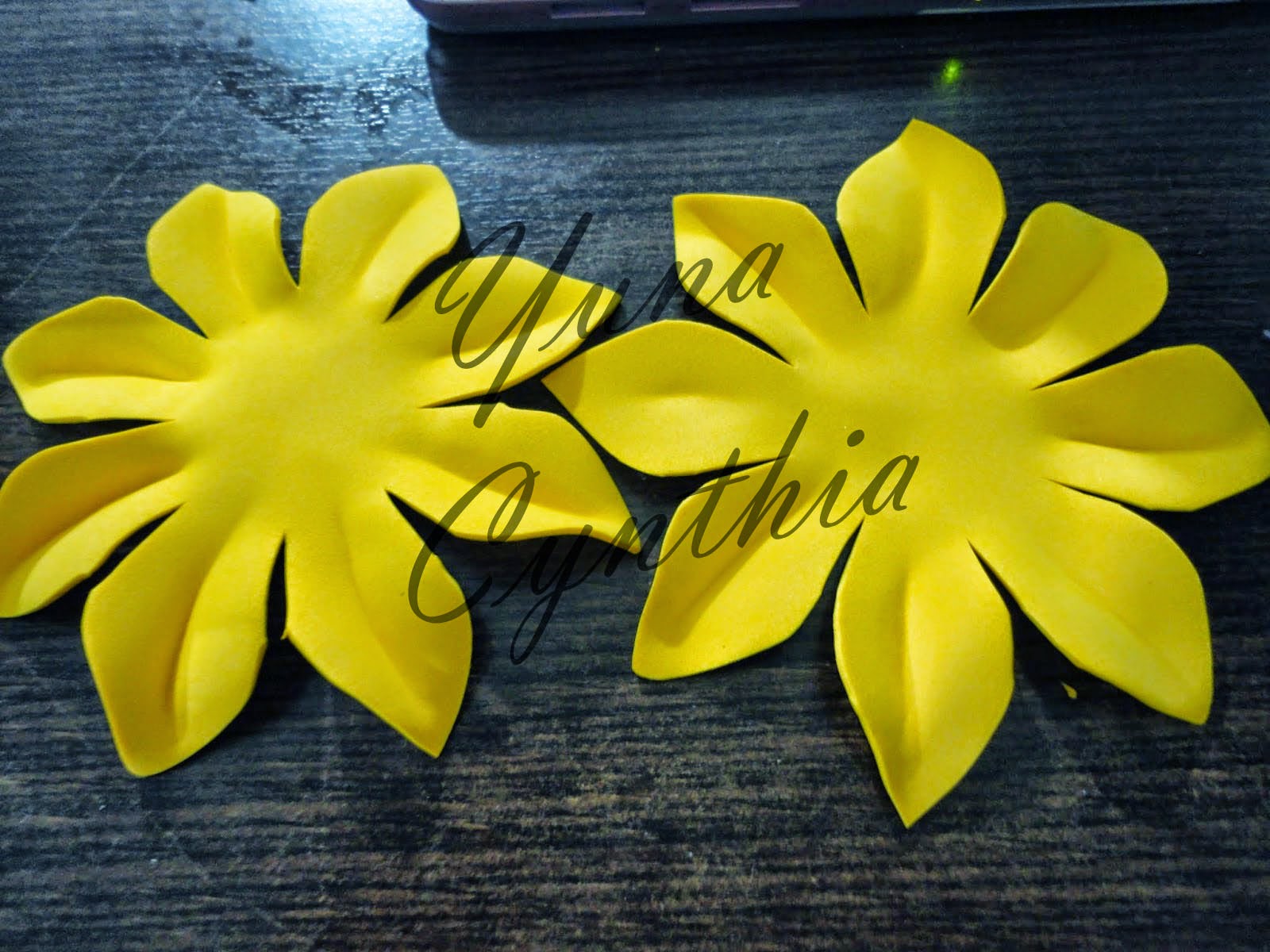 Yuna Cynthia: Tutorial: Hacer flores de goma eva/foami (girasoles)