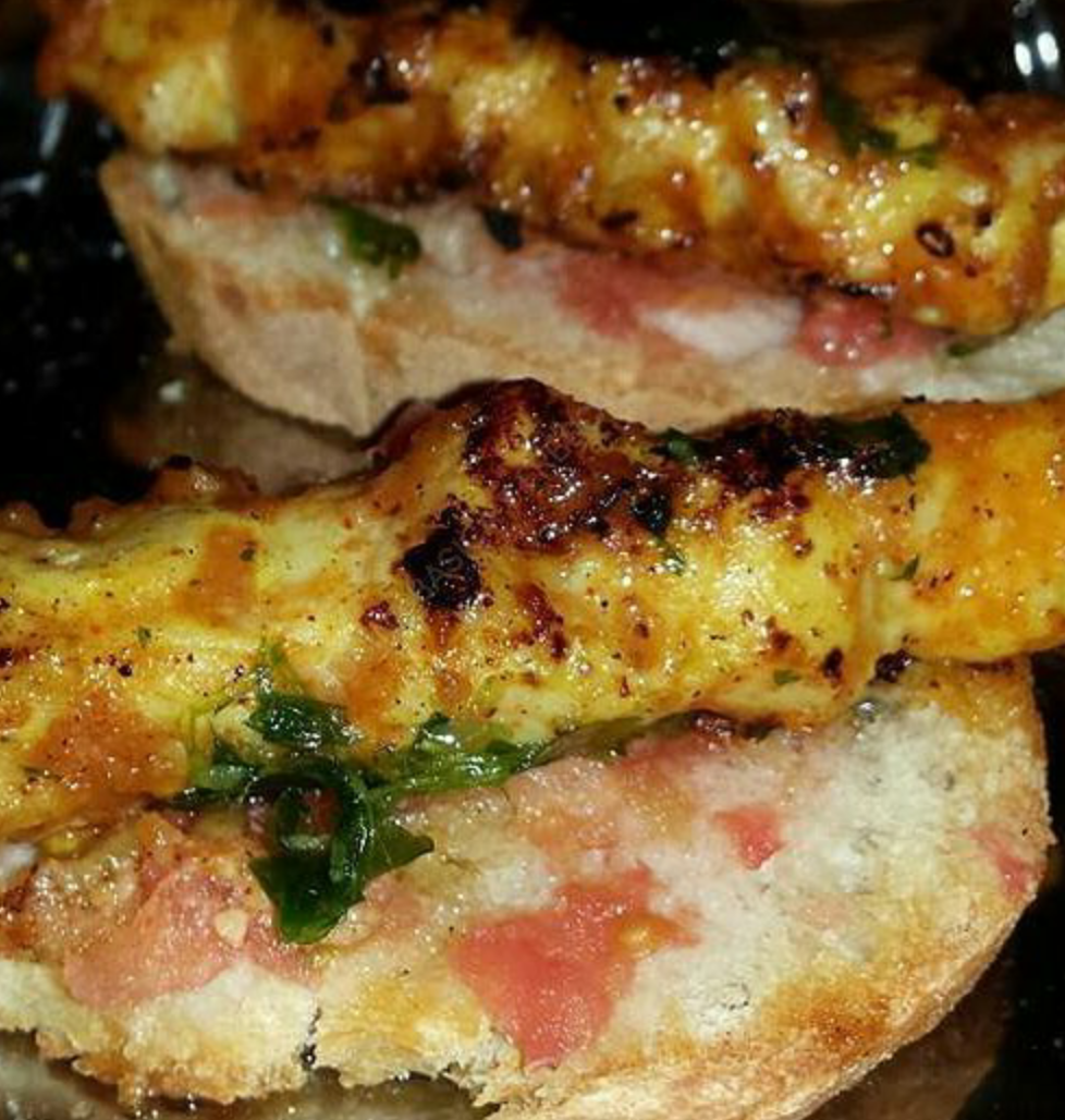 Cocina Basica y Fresca: PINCHOS DE POLLO SOBRE TOSTA DE TOMATE CBF@