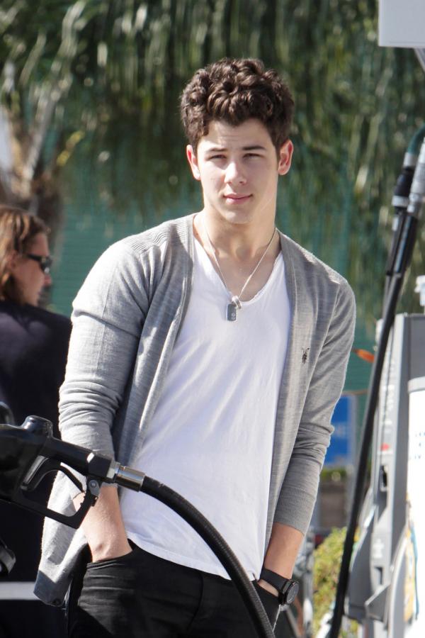 The Jonas Blog: Nick Jonas en la gasolinera