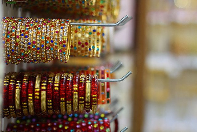 world of ethnic fashion !!!: Traditional kanch bangles