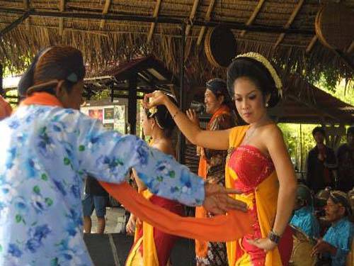 Seni Tayub dan Hubungannya dengan Globalisasi | What Is Love