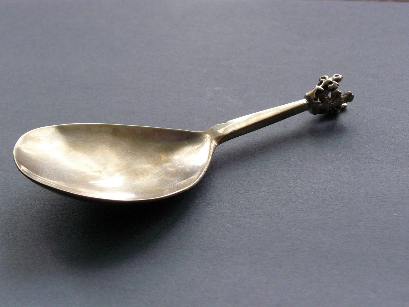 e l i g i u s: Silver crowned spoon from the Historiska Museet - next step