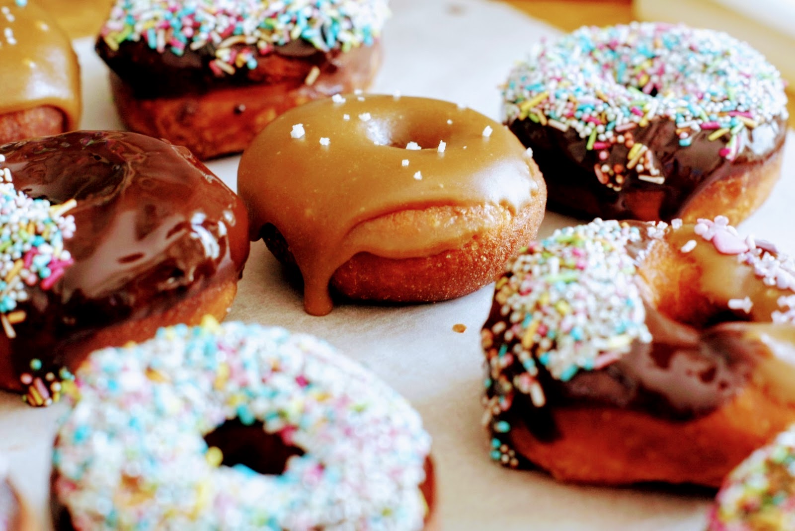 Jauhoton taikina : Pehmeät donitsit salted caramel tai suklaakuorrutteella