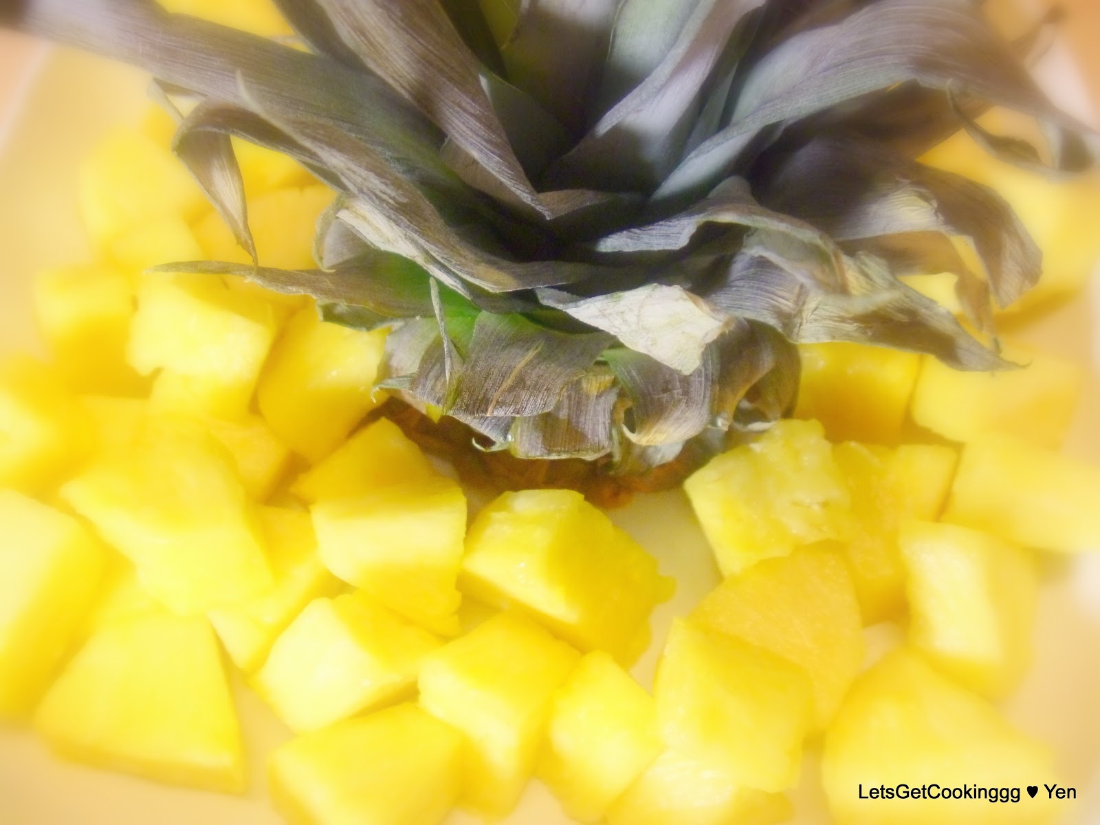 LetsGetCookinggg ♥ Yen: How to Cut a Pineapple -- Method 2