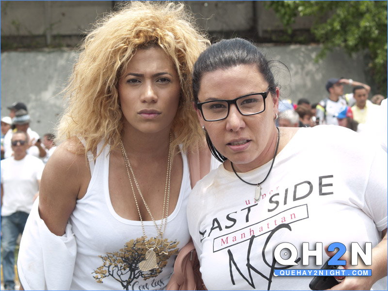 FOTO: Vanessa Senior y su nueva novia en la marcha del #19A | QH2N ...