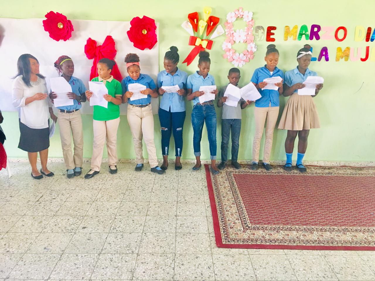 ESTUDIANTES DE 6TO RECITANDO UN POEMA A LAS MUJERES DEL MUNICIPIO ...