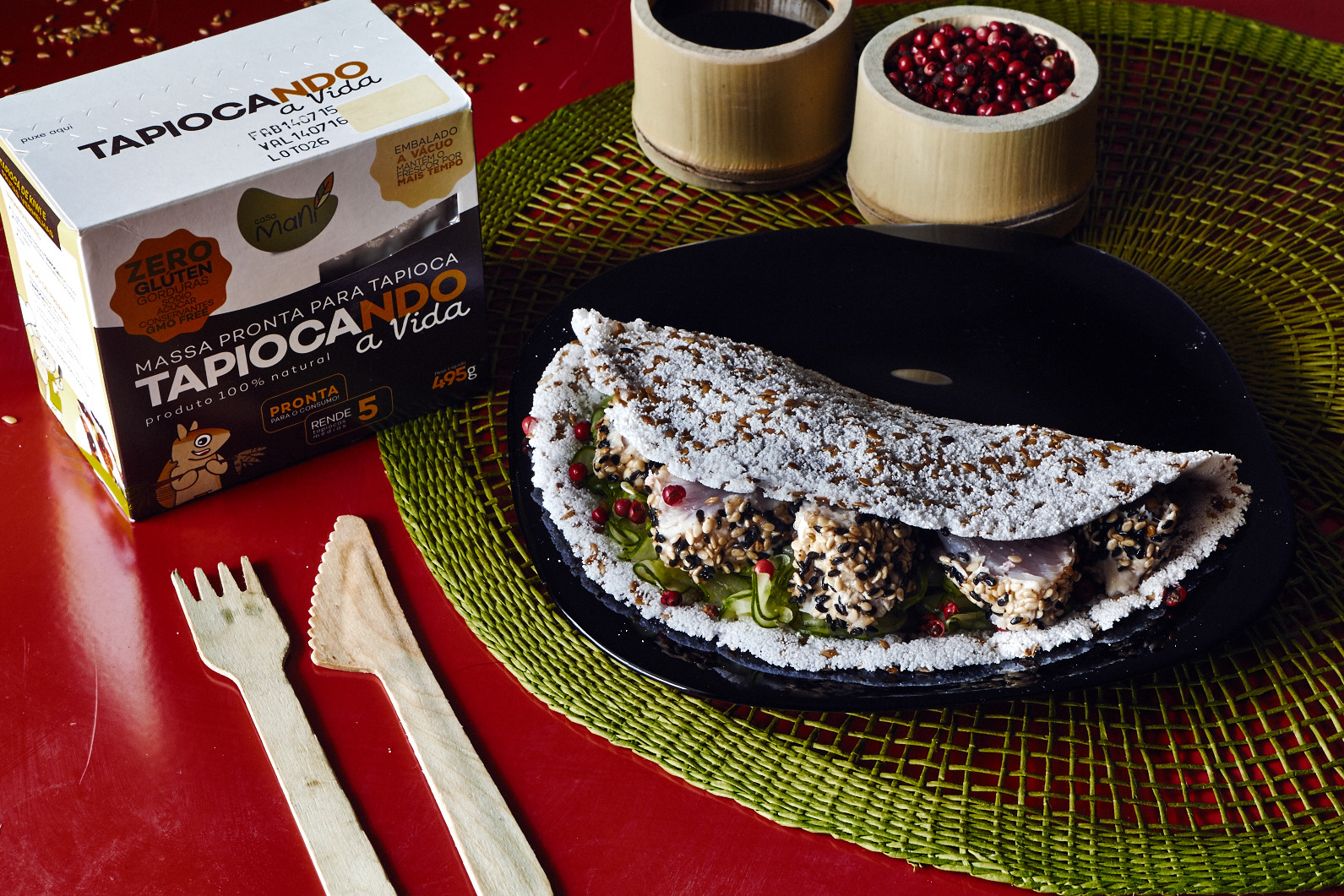 Tapioca de linhaça com atum selado com gergelim, salada de pepino ...