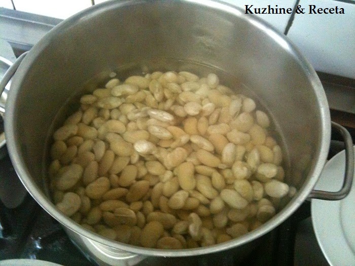 Kuzhine - Receta: Fasule pllaqi ne tave