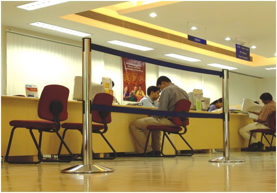 Crowd Control Posts improving Banking Experience « Q-Manager - Queue ...