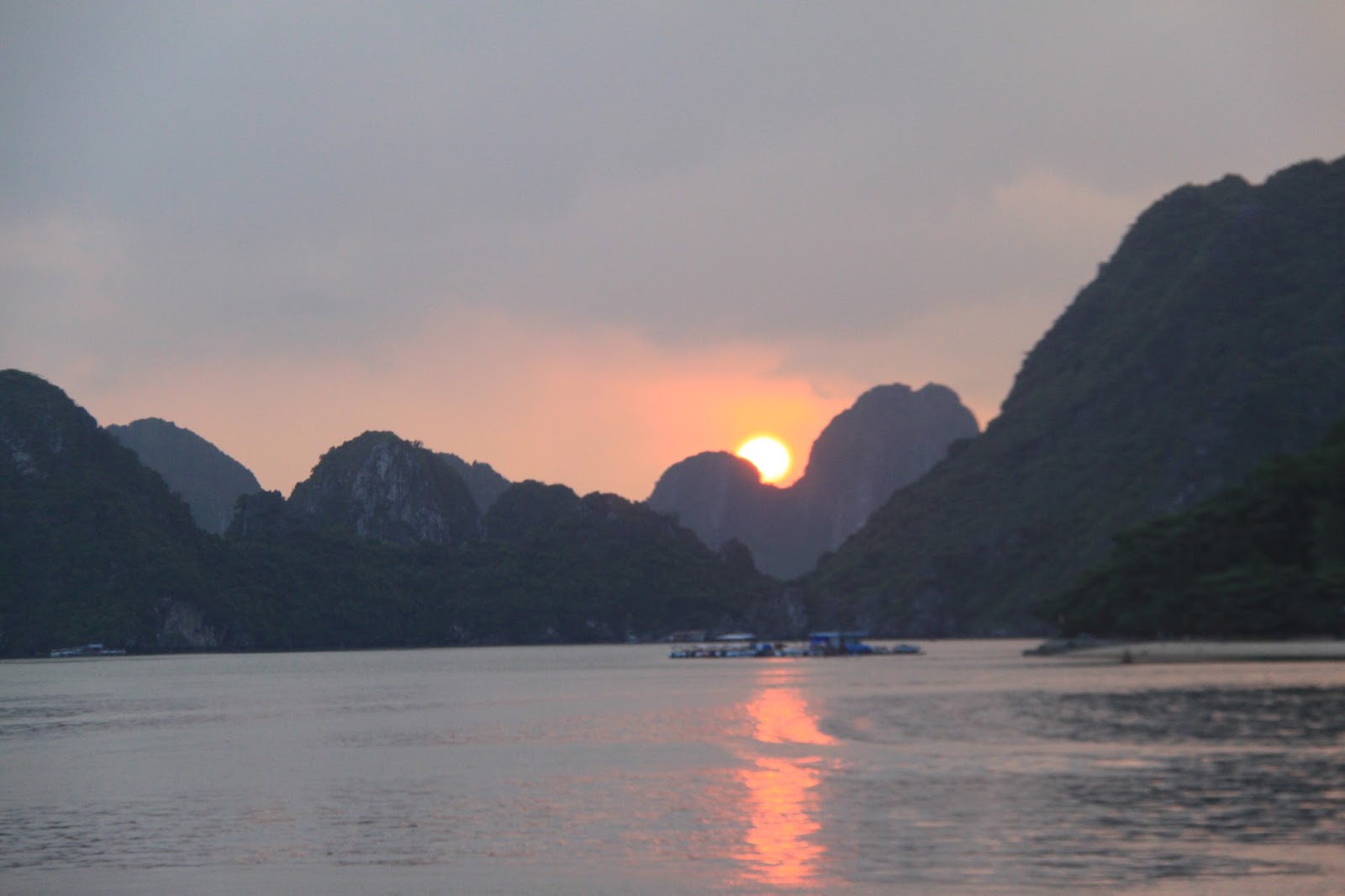 MIRAQUEBÉ: Bienvenidos a "LLoret Halong", la bahía llena hasta la ...