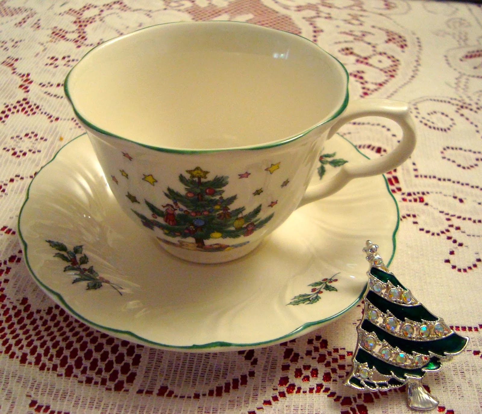 Martha's Favorites: CHRISTMAS TREE AND TEA CUPS!