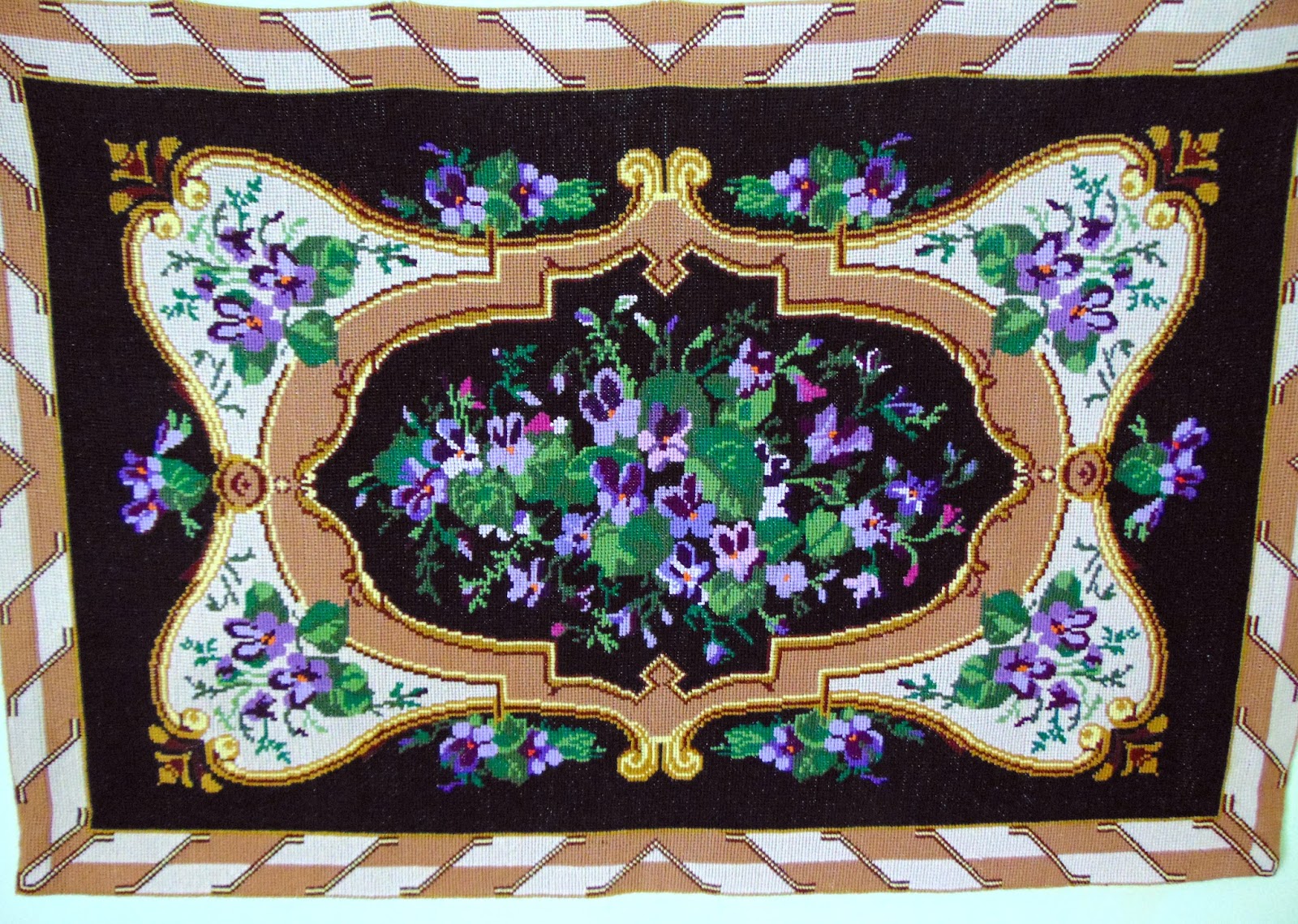 Floare de Lumina: Carpeta cu panselute si toporasi cusuta in punct ...