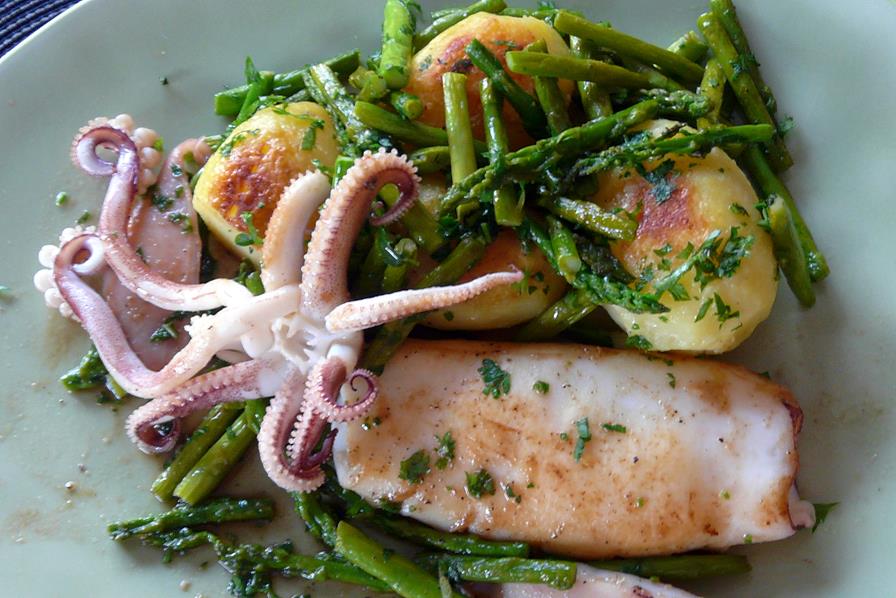 Kulinarische Welten zu Fisch- und Meeresfrucht: Kalmar mit grünem Spargel