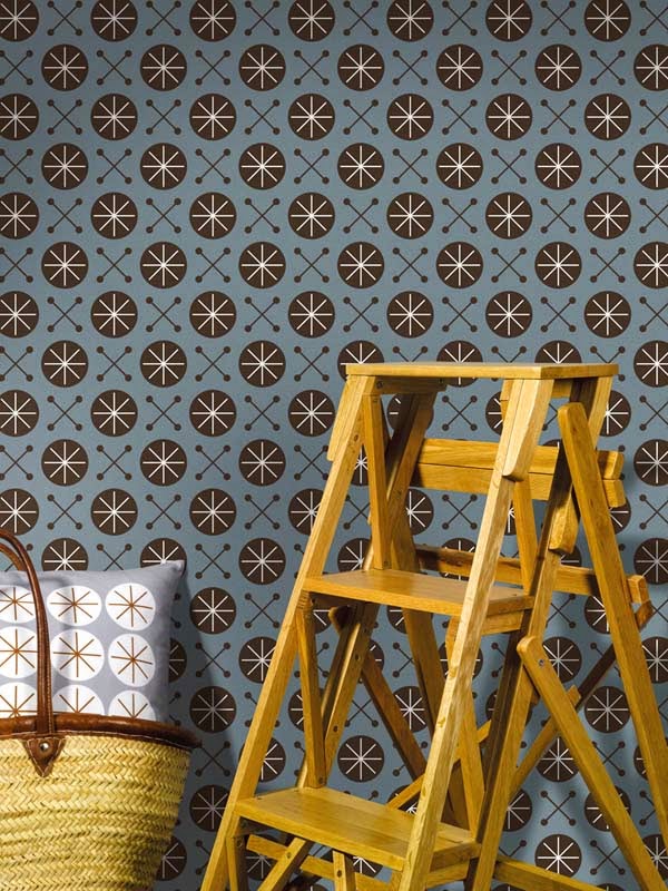 Keltainen talo rannalla: Kolme kotia ja tapetteja