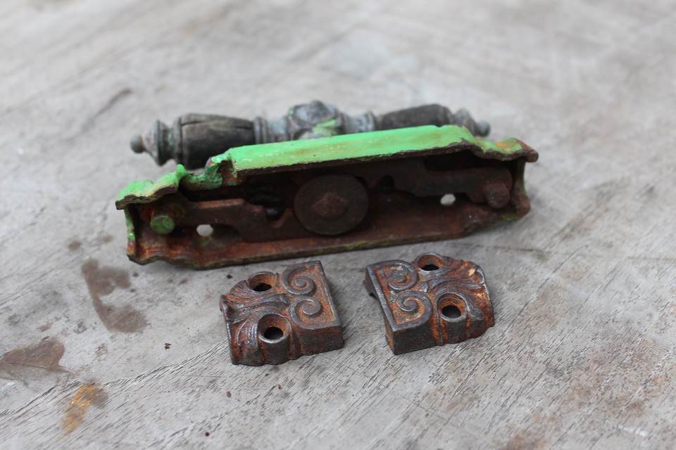 Antikpisan: Spanyolet Antik Eks Bongkaran Rumah Kuno