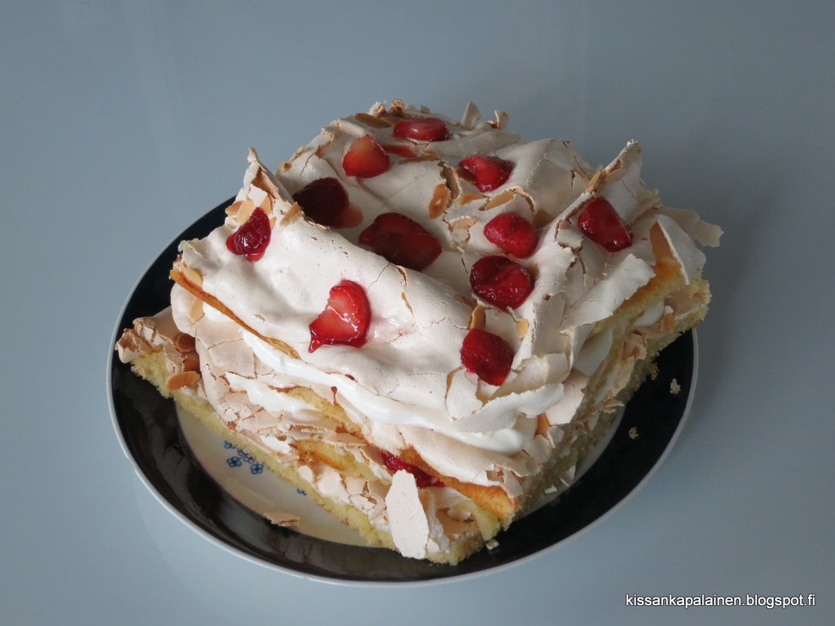 Kissankäpälä: Mansikkainen Brita-kakku, strawberry Brita cake