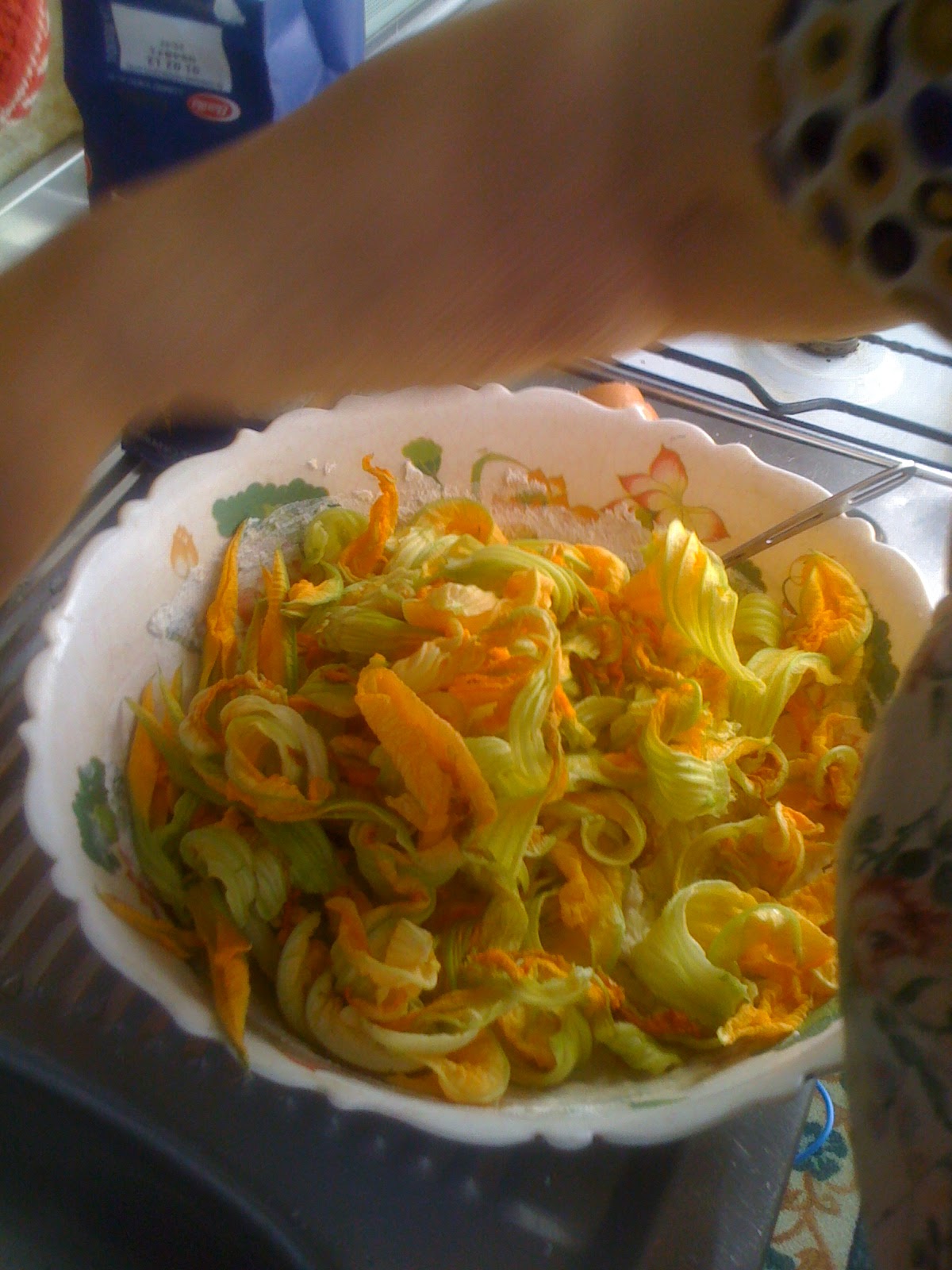MANGIANDO TUTTO: "Pizzelle di sciurilli" (Frittelle di Fiori di Zucca)